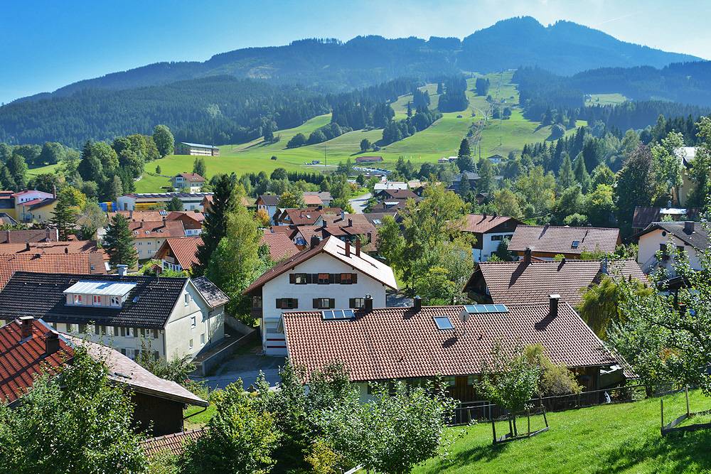 Über den Dächern von Nesselwang im Ostallgäu | Montaregio