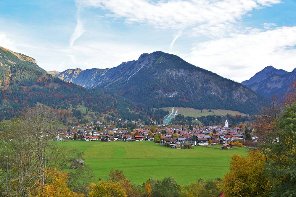 Ausblick auf die Gemeinde Oberstdorf im Oberallgäu | Montaregio