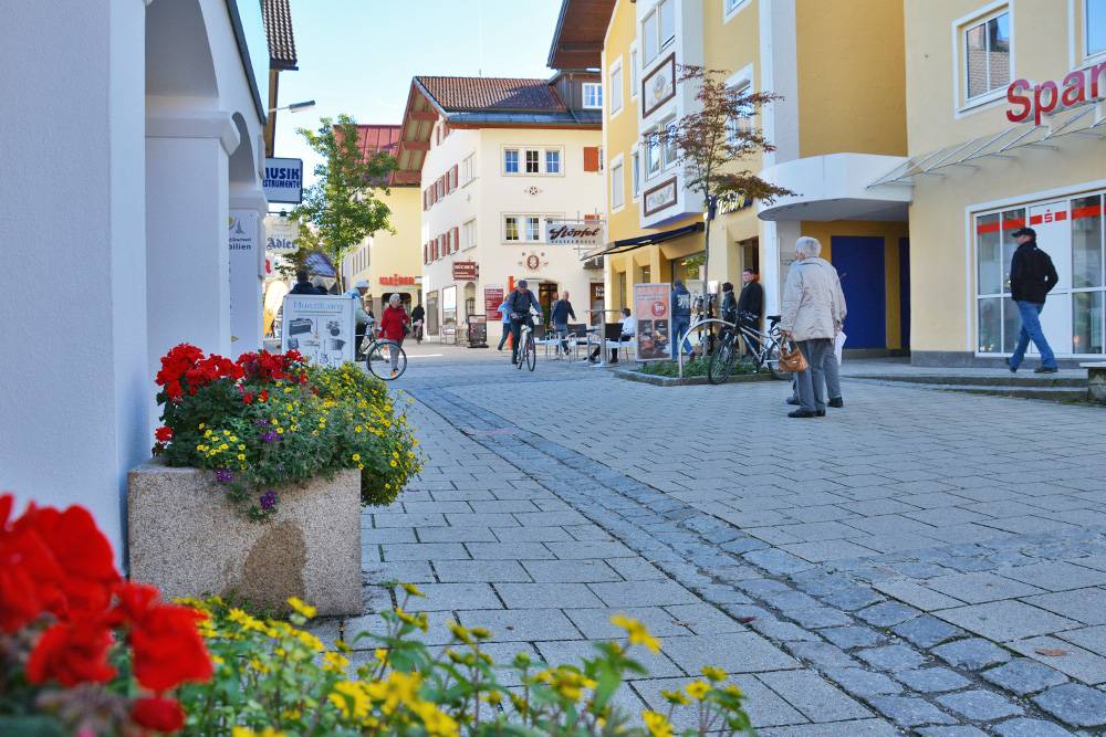 In der Fußgängerzone von Sonthofen im Oberallgäu | Montaregio