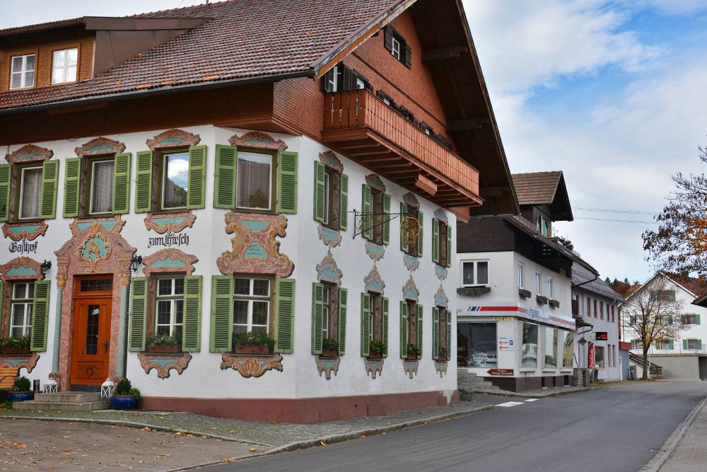 Wiggensbach im Oberallgäu und der Gasthof zum Hirsch | Montaregio